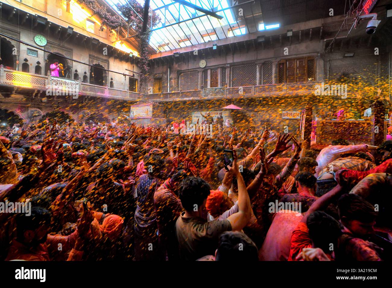 Vrindavan, India. 10th Mar, 2025. Hindu devotees offer prayers at the ...