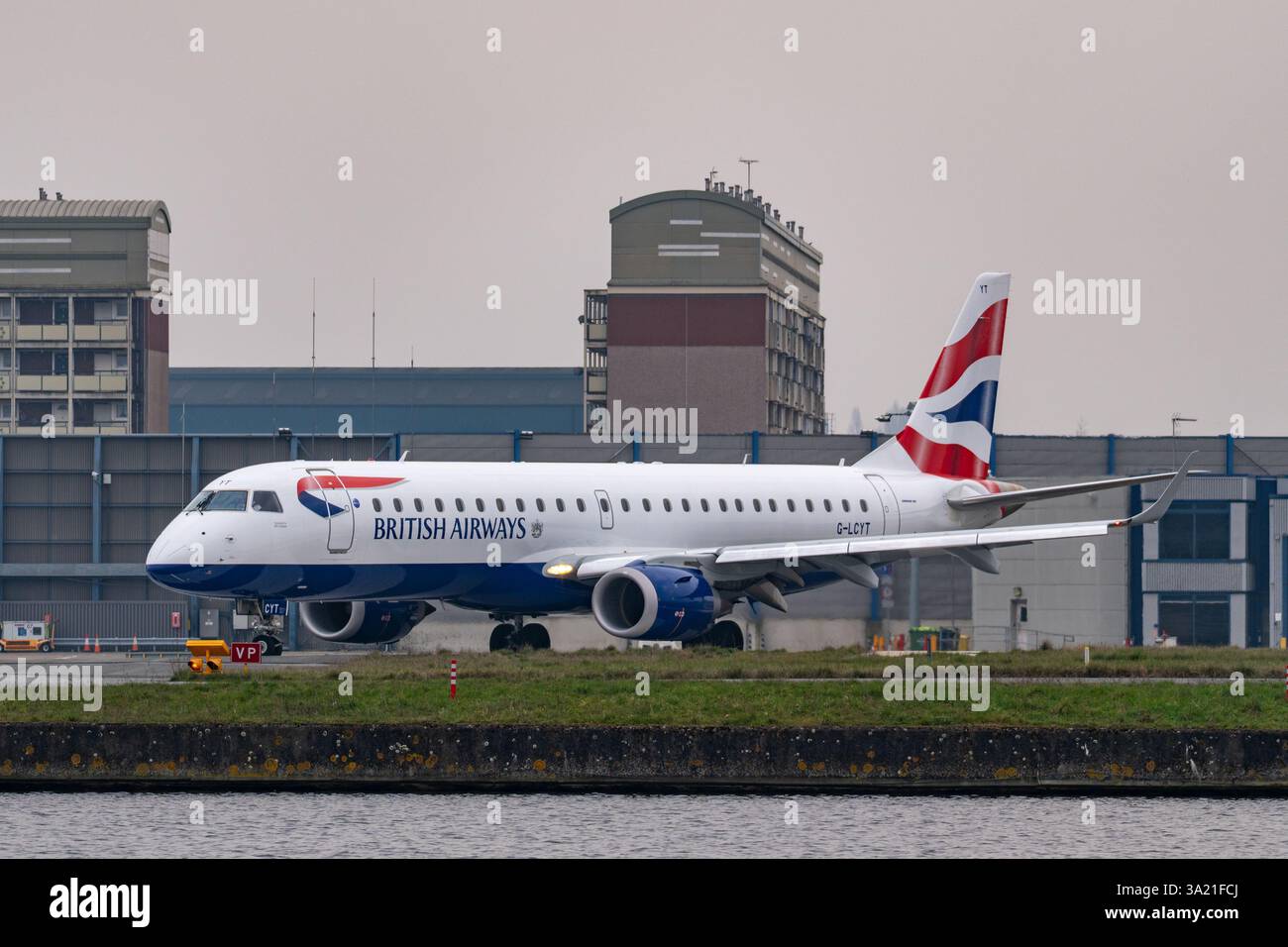 British airways embraer e190 hi-res stock photography and images - Alamy