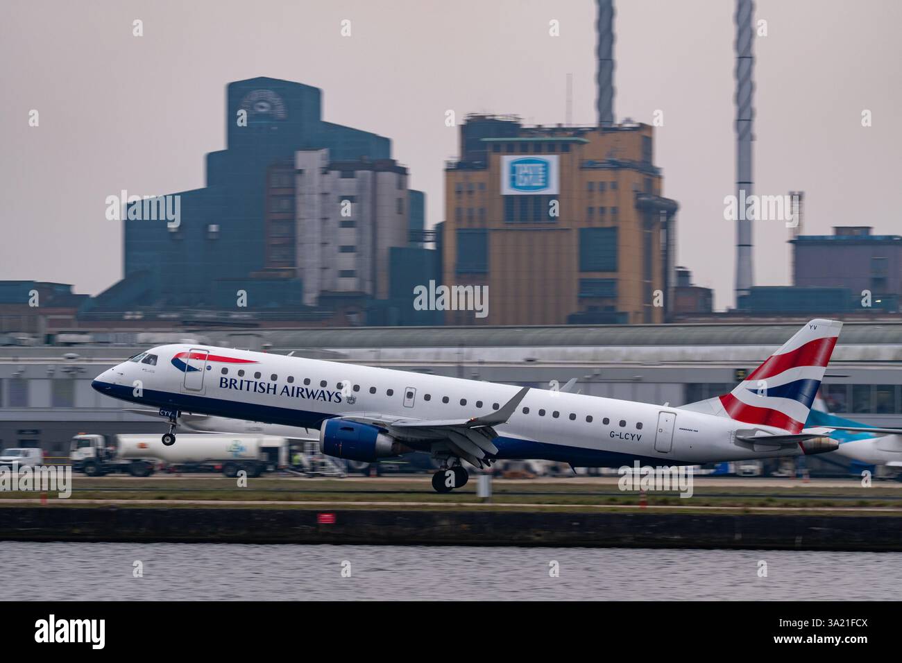 British airways embraer e190 hi-res stock photography and images - Alamy