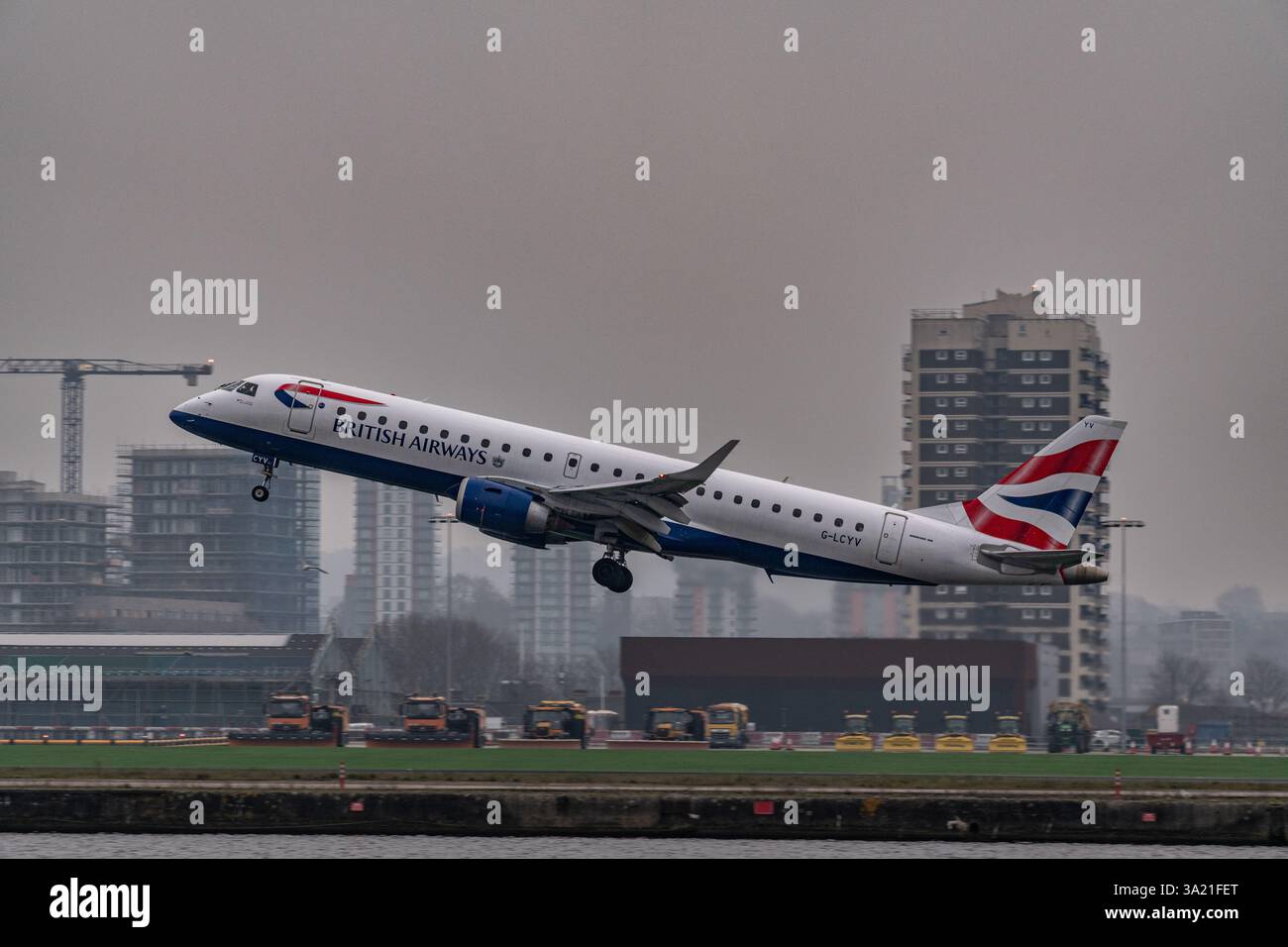British airways embraer e190 hi-res stock photography and images - Alamy