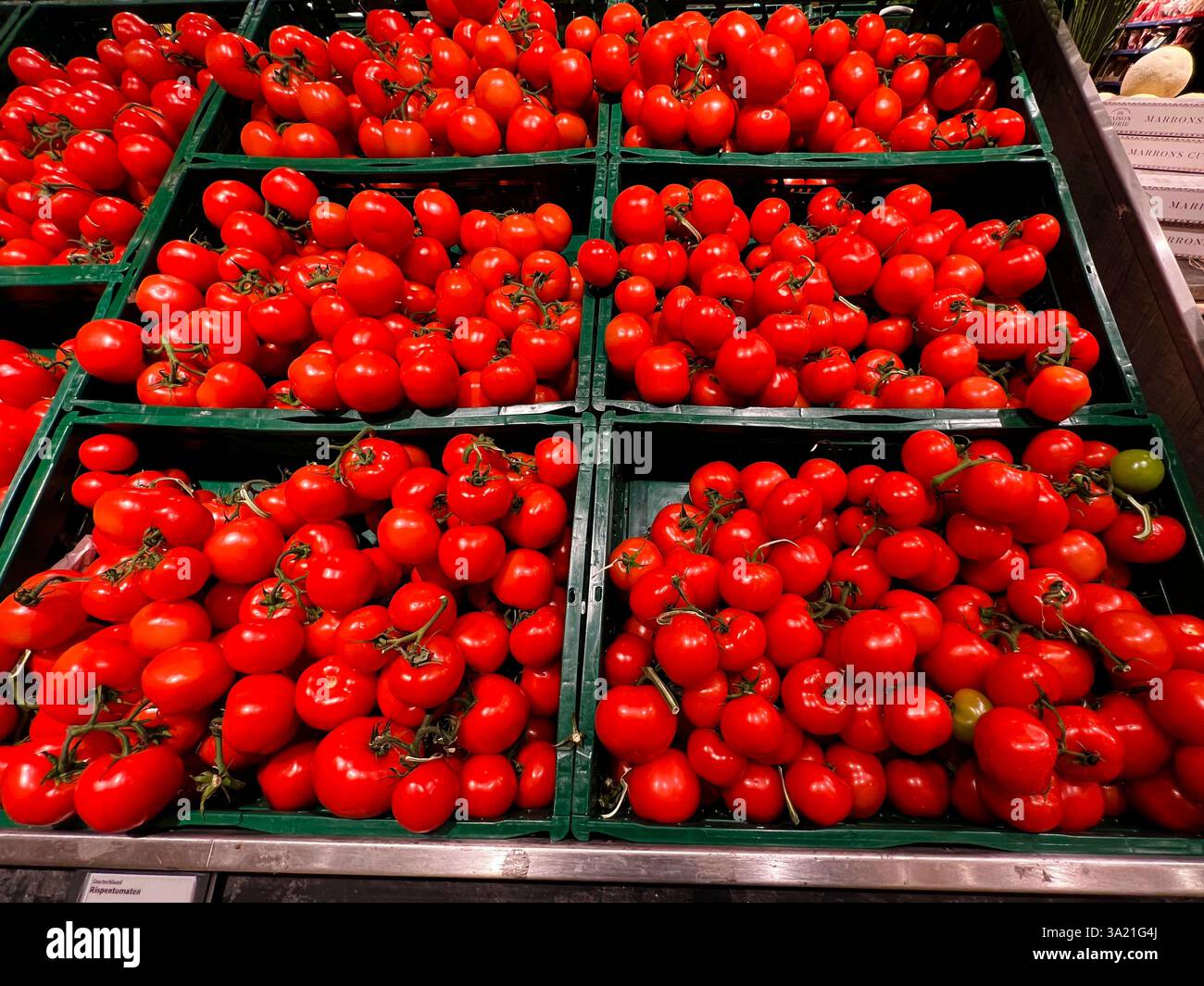 Rote Strauch Tomaten in der Auslage im EDEKA Supermarkt in Hamburg ...