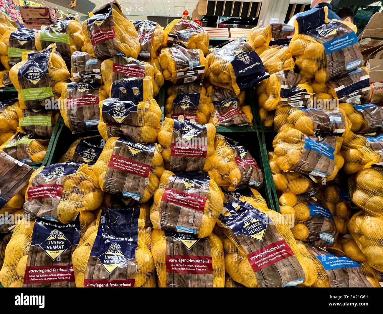 Unsere Heimat Speise Kartoffel abgepackt in Netz Tueten in der Auslage ...
