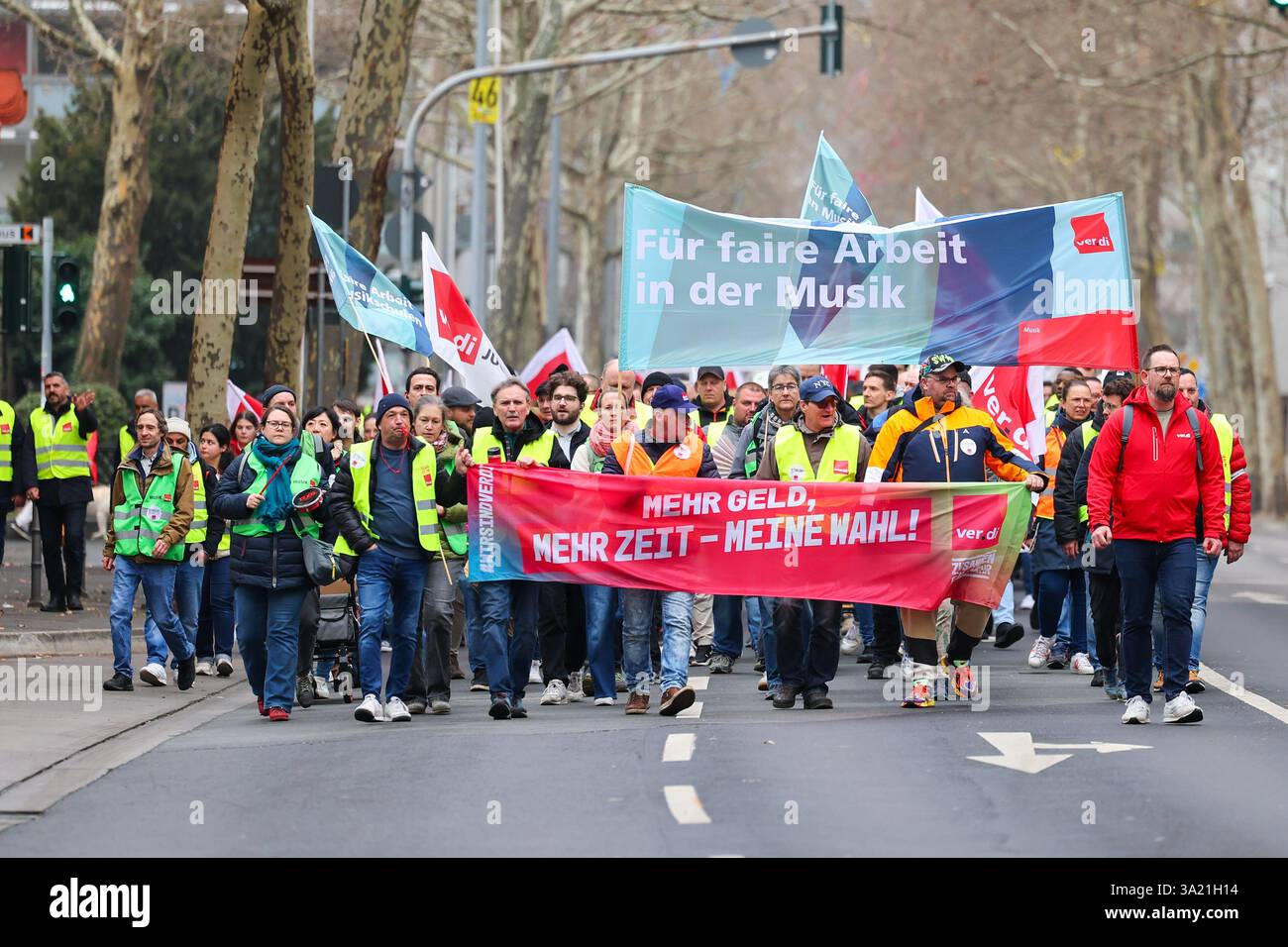 11 March 2025, Rhineland-Palatinate, Mainz: Participants in the Verdi ...