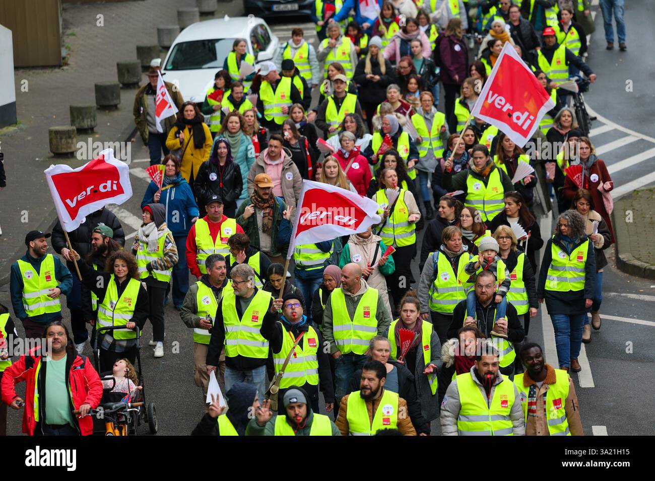 11 March 2025, Rhineland-Palatinate, Mainz: Participants in the Verdi ...