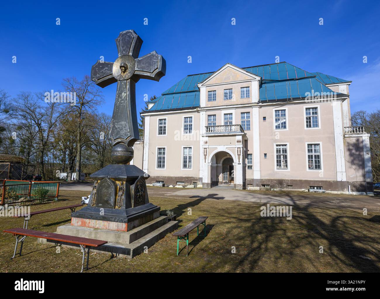 PRODUCTION - 24 February 2025, Brandenburg, Götschendorf: A large cross ...