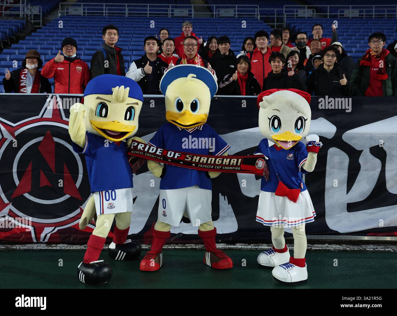 (250311) -- YOKOHAMA, March 11, 2025 (Xinhua) -- Mascots of Yokohama F ...