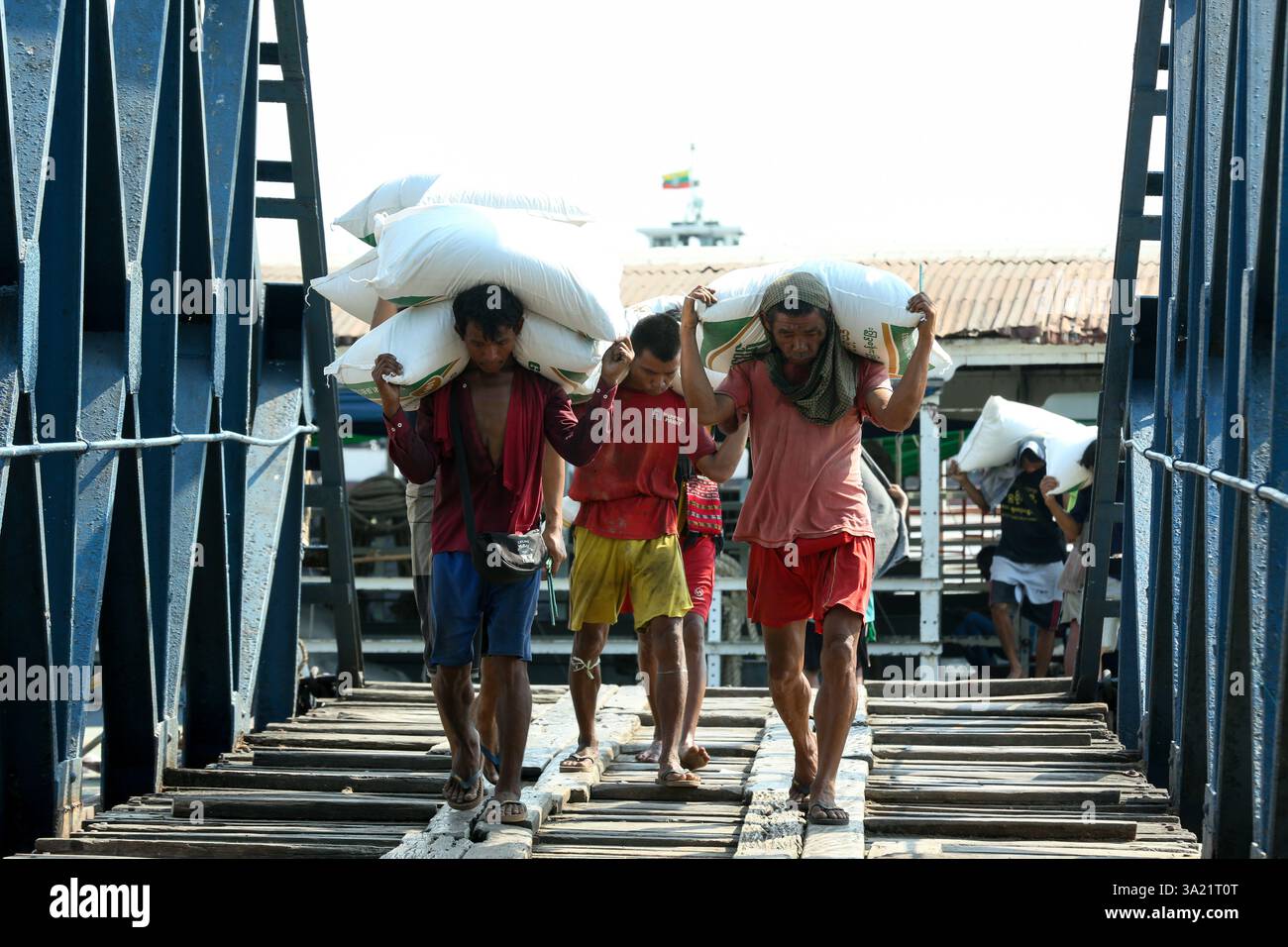 (250311) - YANGON, March 11, 2025 (Xinhua) -- Workers unload bags of ...