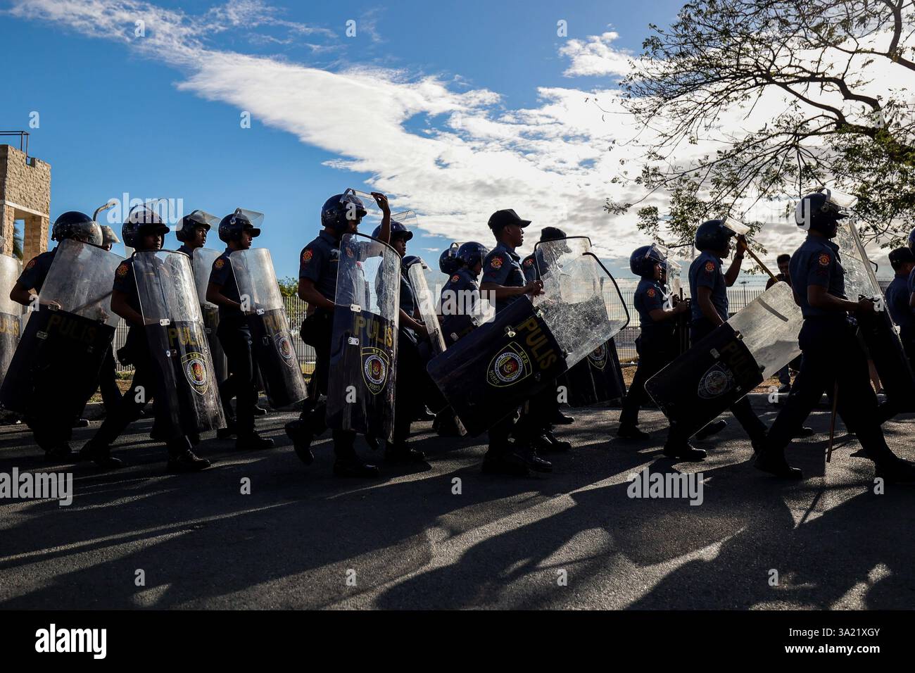 (250311) -- PASAY CITY, March 11, 2025 (Xinhua) -- Policemen gather to ...