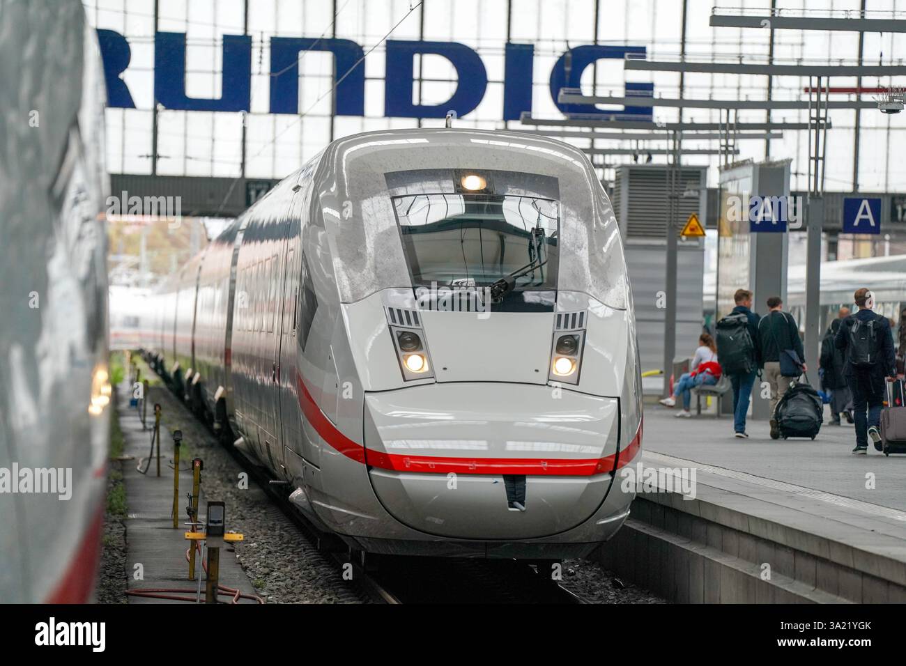 Deutschland, Europa ICE, Deutsche Bahn, DB, Bahnhof, Bahnsteig ...