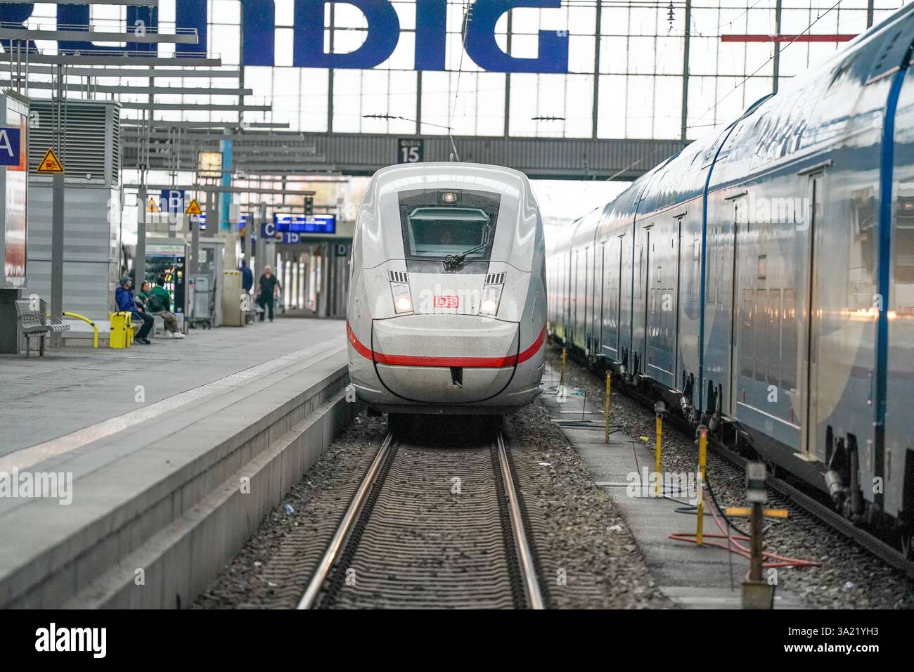 Deutschland, Europa ICE, Deutsche Bahn, DB, Bahnhof, Bahnsteig ...