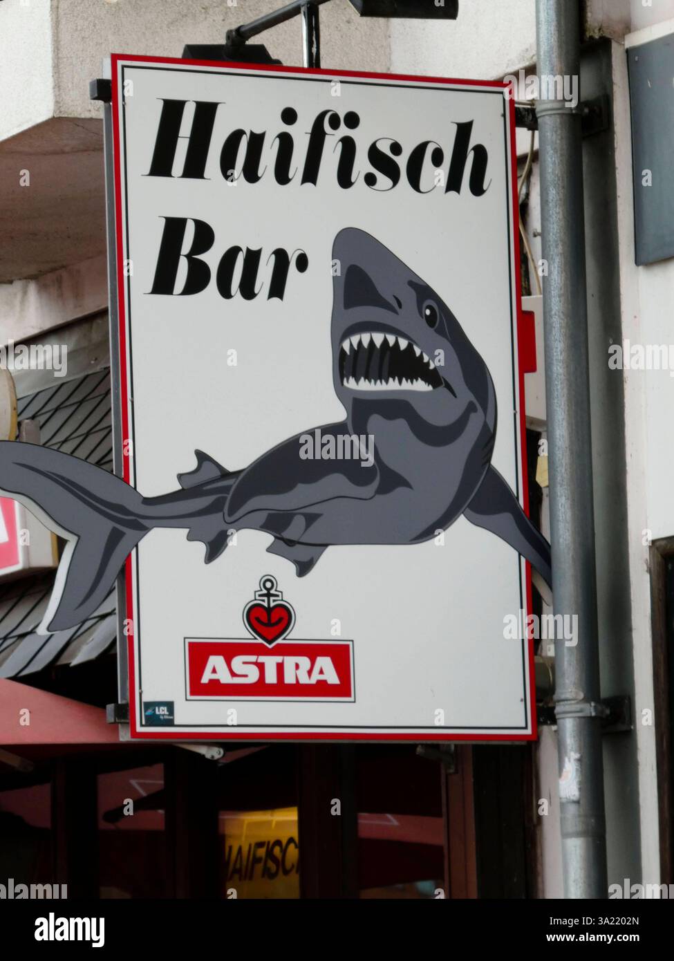 Aussenansicht Tag Hinweisschild zur Haifisch Bar mit Astra Werbung Ssie ...