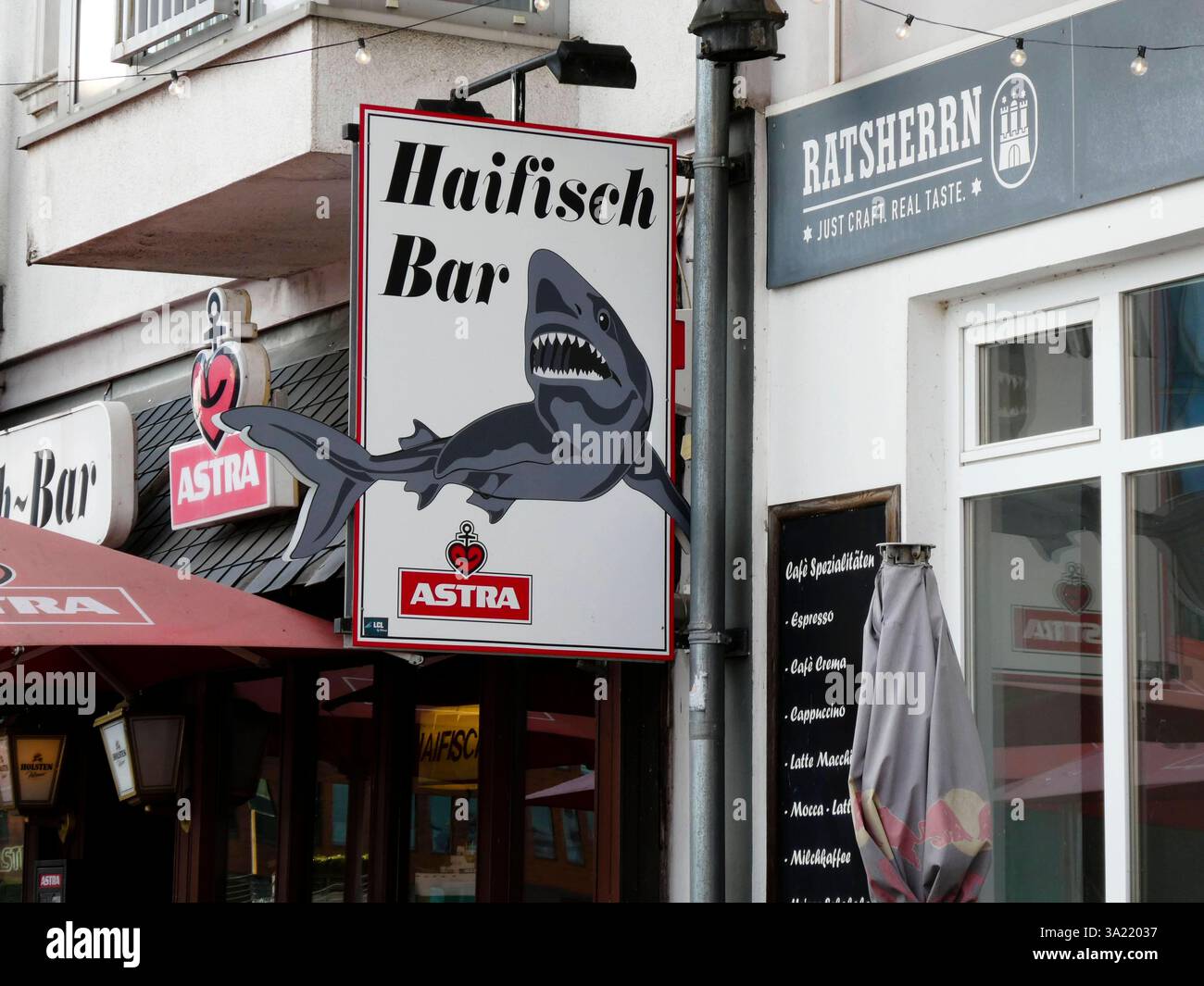 Aussenansicht Tag Hinweisschild zur Haifisch Bar mit Astra Werbung Ssie ...