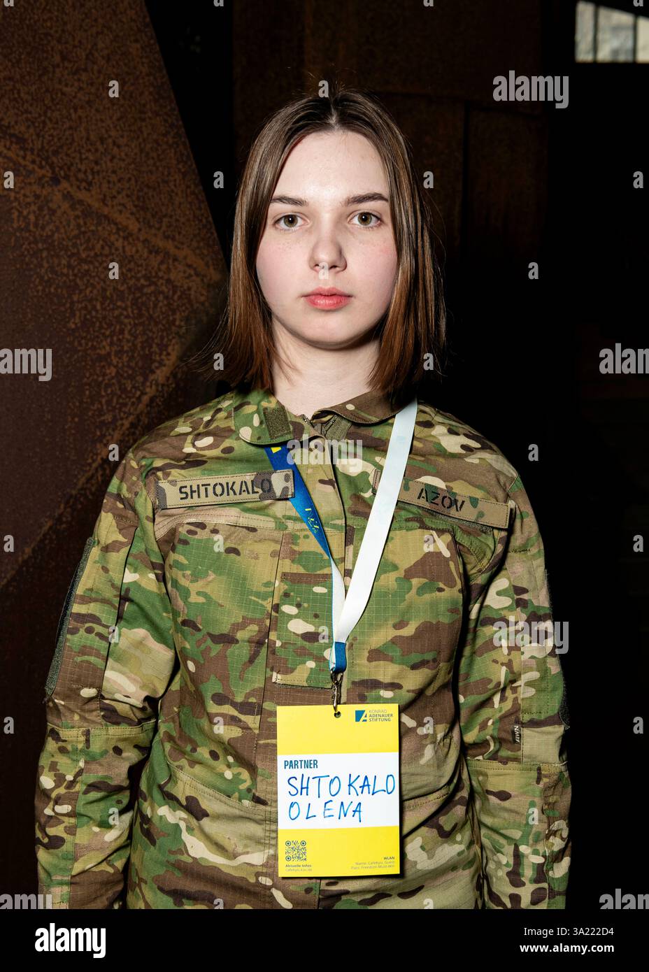 Cafe Kyiv 2025 Die ukrainische Soldatin Olena Shtokalo posiert für ein ...
