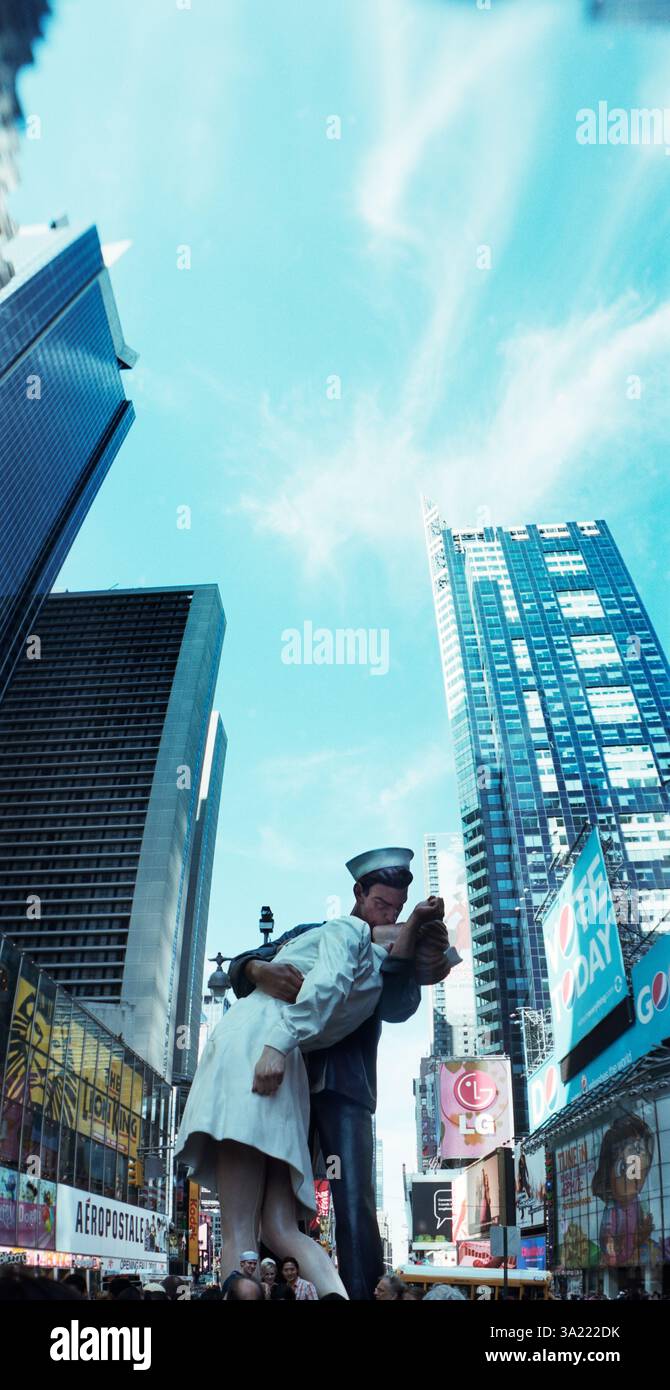 Sculpture in a city, V-J Day, World War Memorial II, Times Square ...