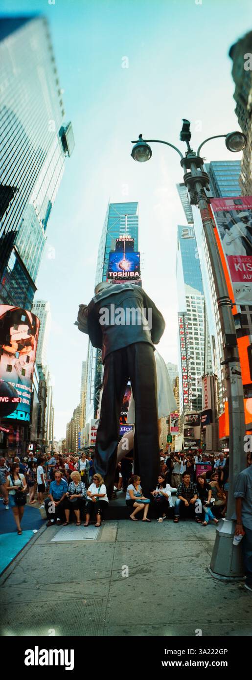 Sculpture in a city, V-J Day, World War Memorial II, Times Square ...