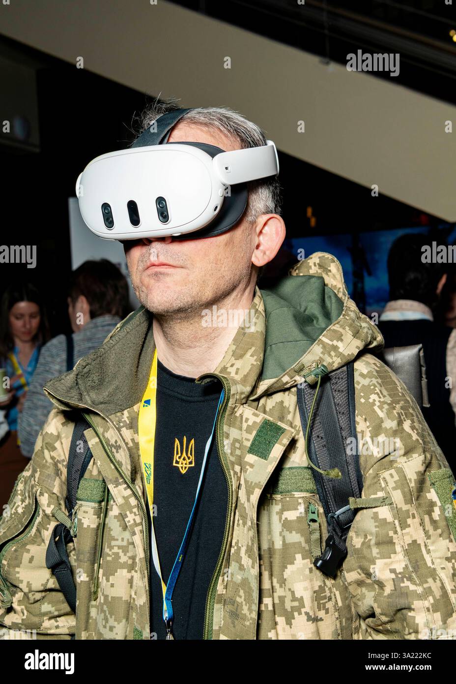 Cafe Kyiv 2025 Ein ukrainischer Soldat trägt eine VR-Brille im Cafe Kyiv 2025, um Elemente des ...