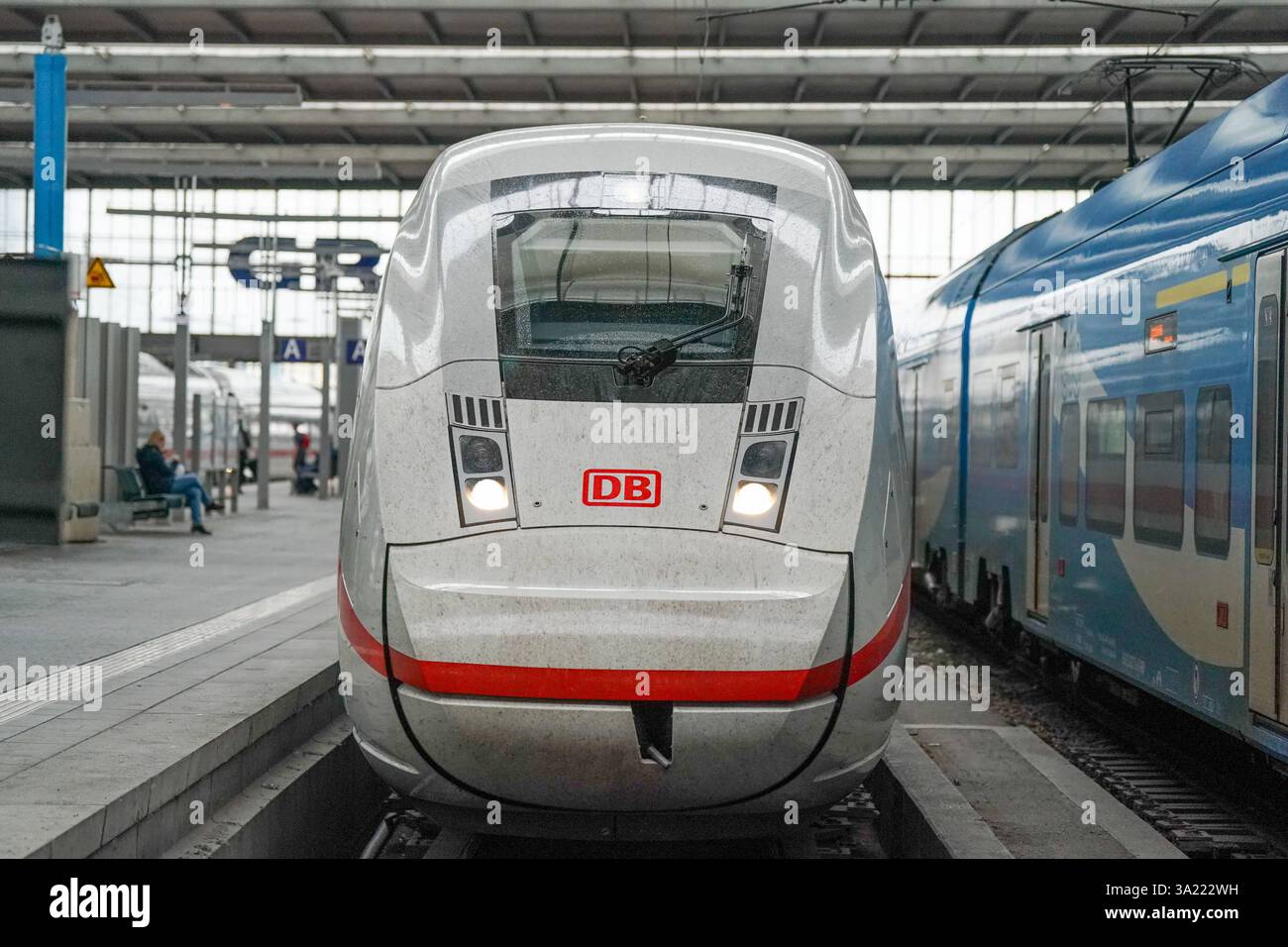 Deutschland, Europa ICE, Deutsche Bahn, DB, Bahnhof, Bahnsteig, Hochgeschwindigkeitszug ...