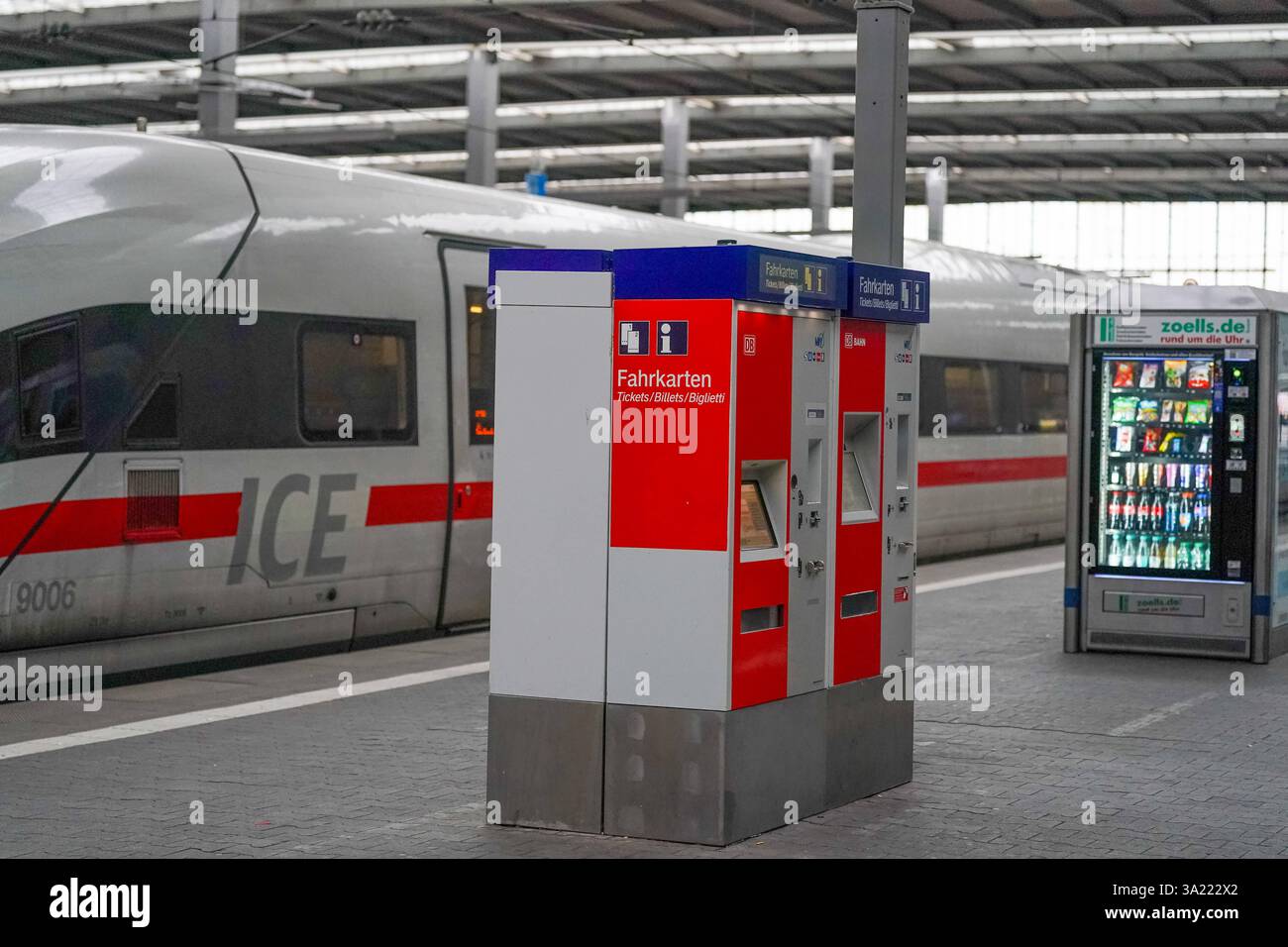 Deutschland, Europa ICE, Deutsche Bahn, DB, Bahnhof, Bahnsteig ...