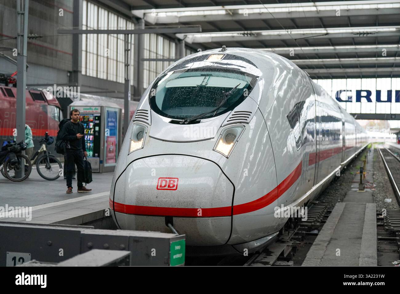 Deutschland, Europa ICE, Deutsche Bahn, DB, Bahnhof, Bahnsteig ...