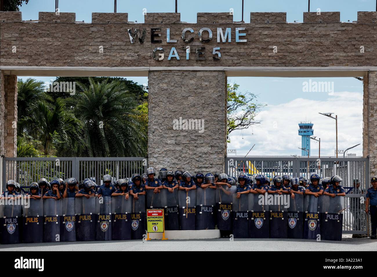 (250311) -- PASAY CITY, March 11, 2025 (Xinhua) -- Policemen gather to ...