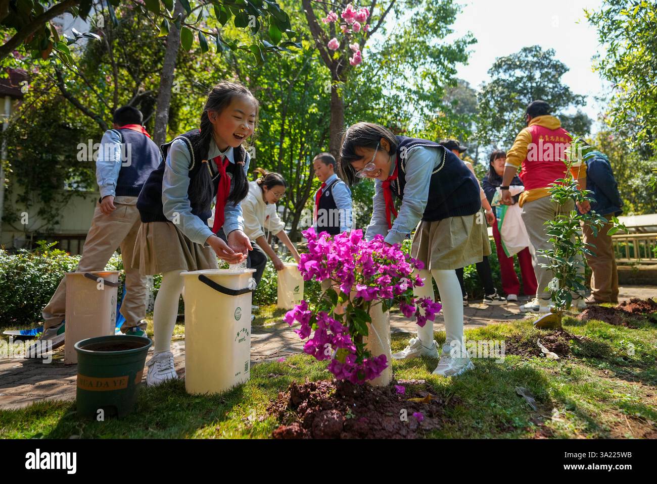 (250311) -- KUNMING, March 11, 2025 (Xinhua) -- Pupils water ...