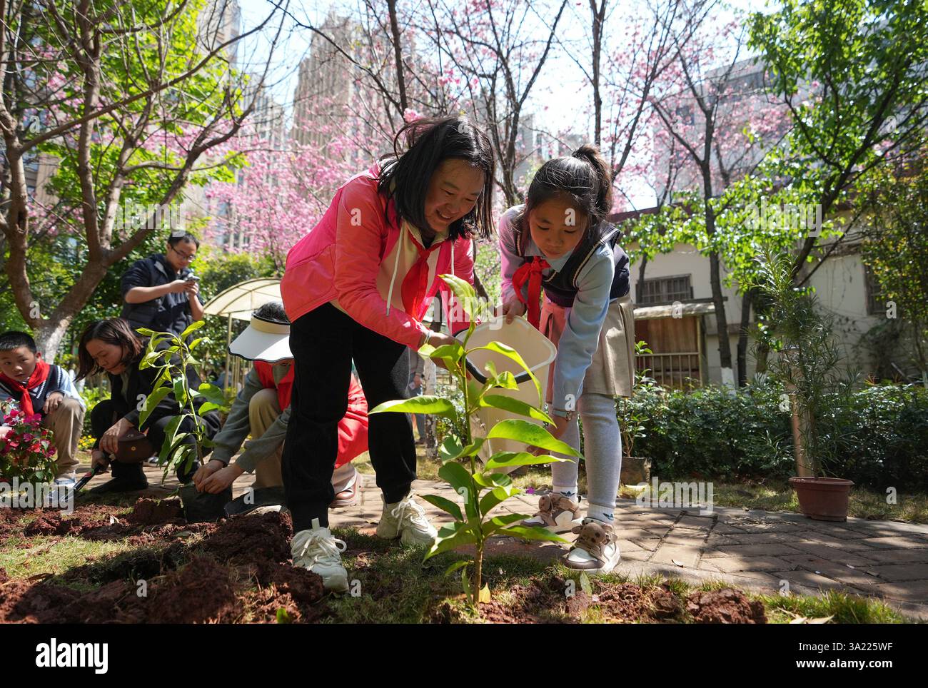 (250311) -- KUNMING, March 11, 2025 (Xinhua) -- Local residents water ...