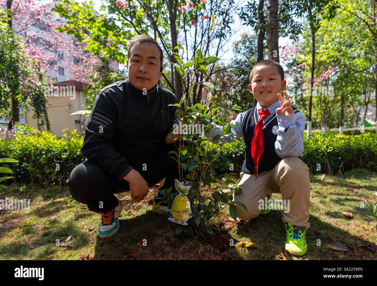 (250311) -- KUNMING, March 11, 2025 (Xinhua) -- Local residents pose ...