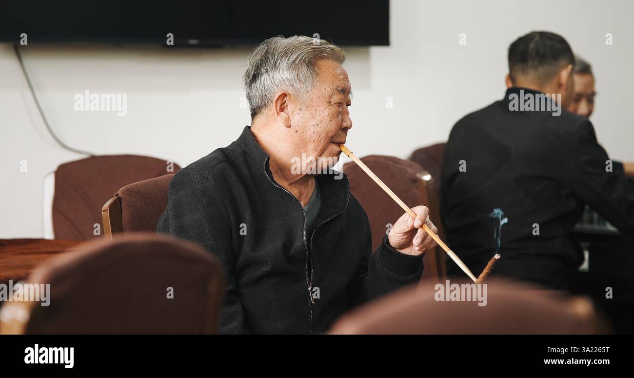 Chengdu, Sichuan, China. Senior Man Smoking Old Bamboo Cigarette Holder ...