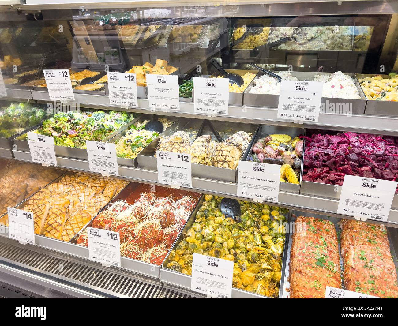 Deli case at grocery store hi-res stock photography and images - Alamy