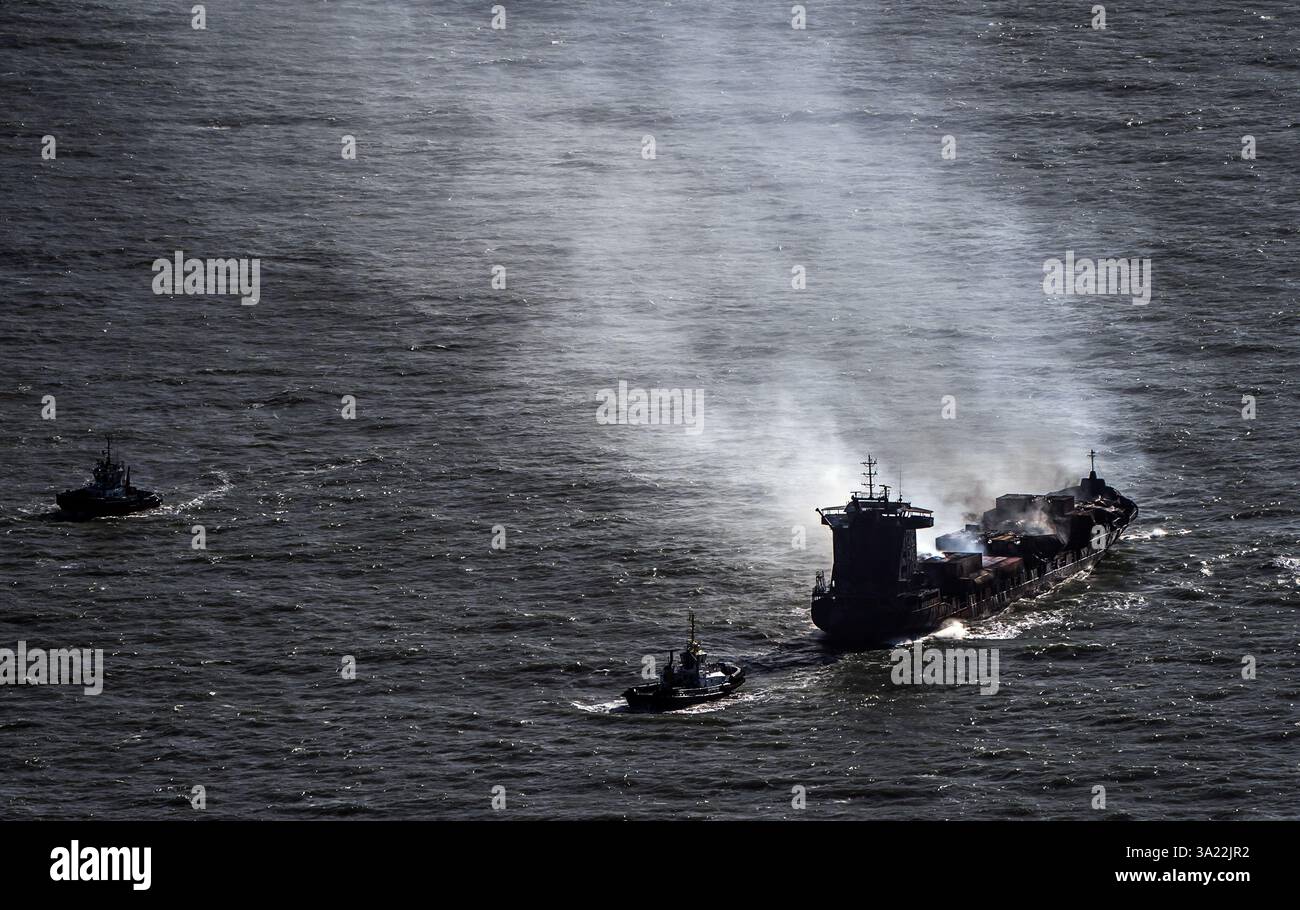 Tug boats shadow the Solong container ship as it drifts in the Humber ...