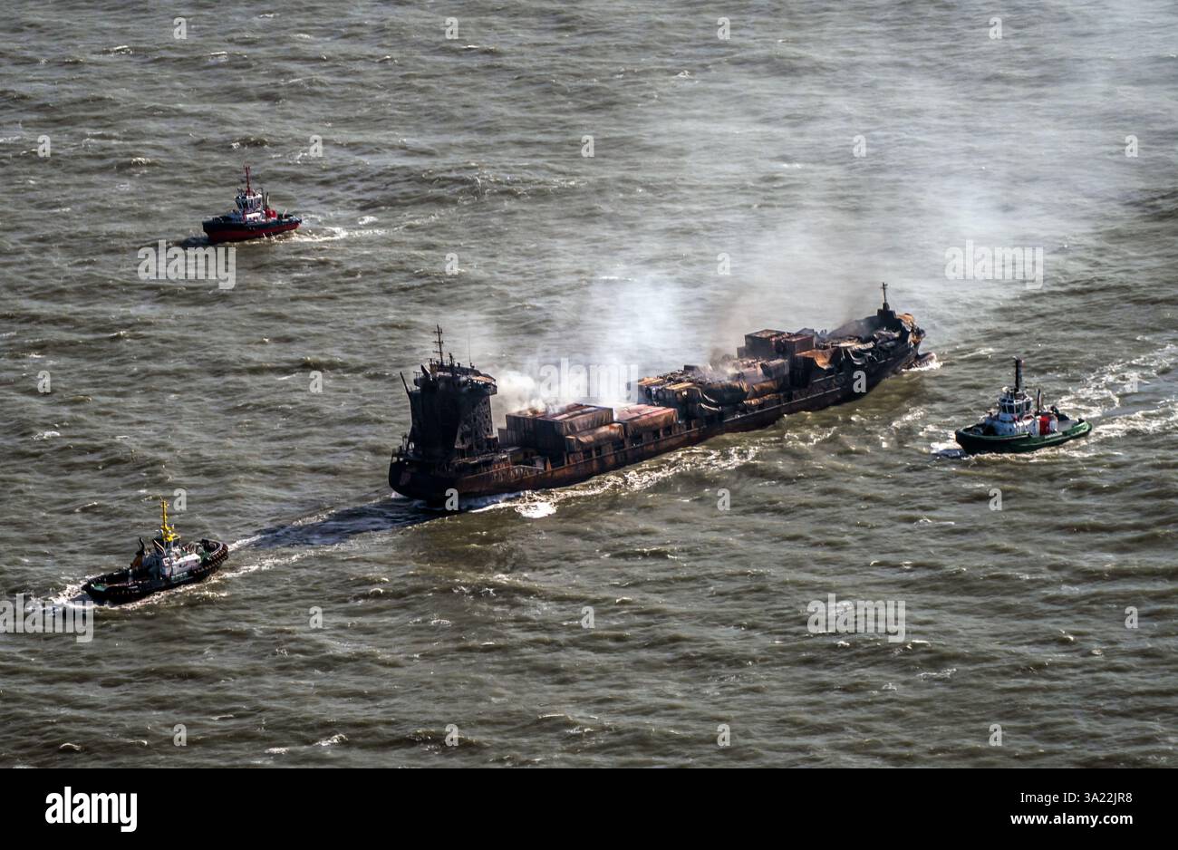 Tug boats shadow the Solong container ship as it drifts in the Humber ...
