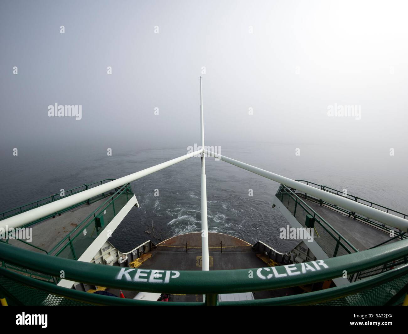 WA26406-00......WASHINGTON - Spar pole on the stern of the Kingston ...