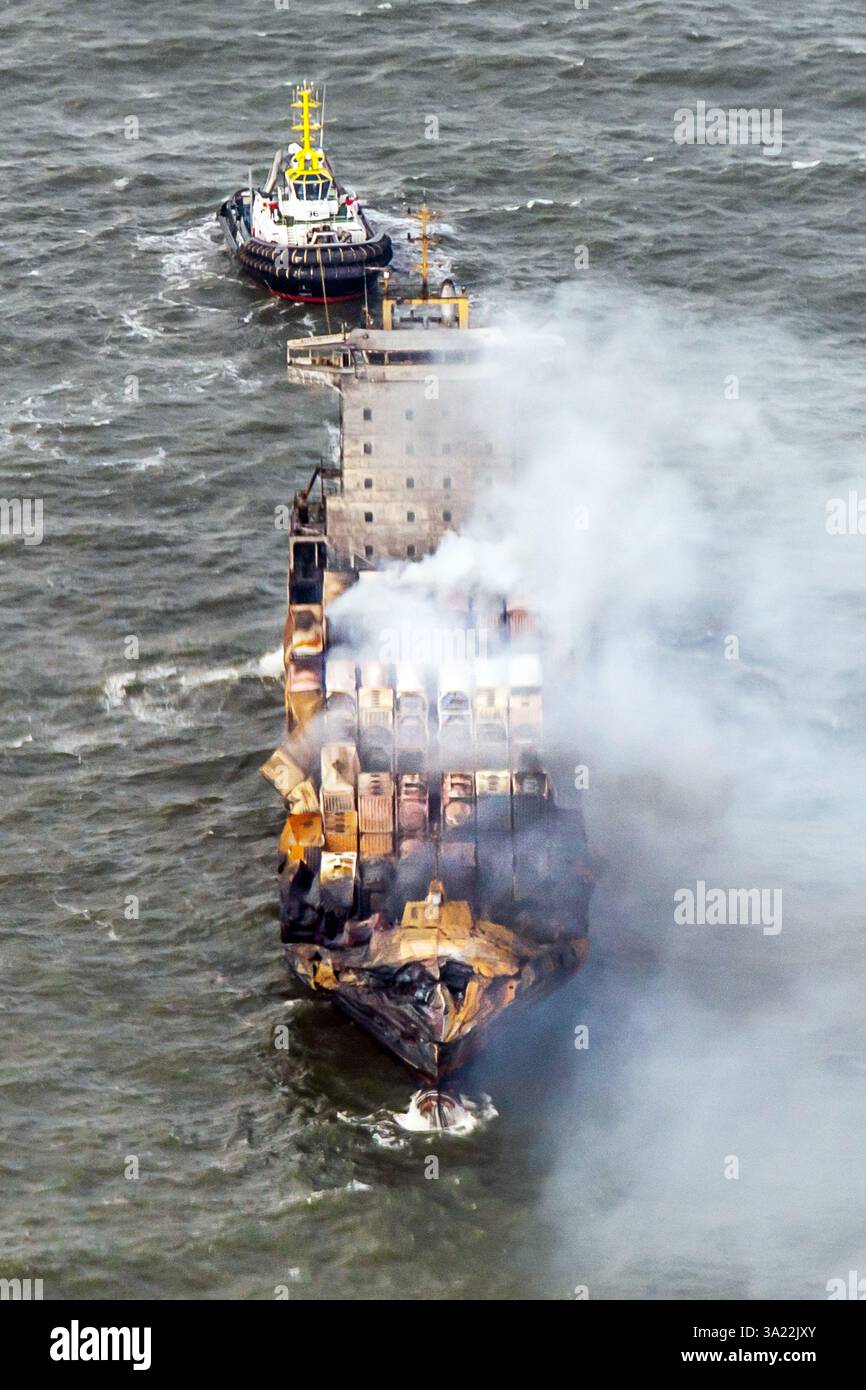 Tug boats shadow the Solong container ship as it drifts in the Humber ...