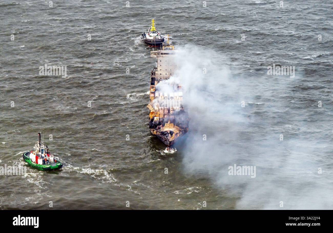 Tug boats shadow the Solong container ship as it drifts in the Humber ...