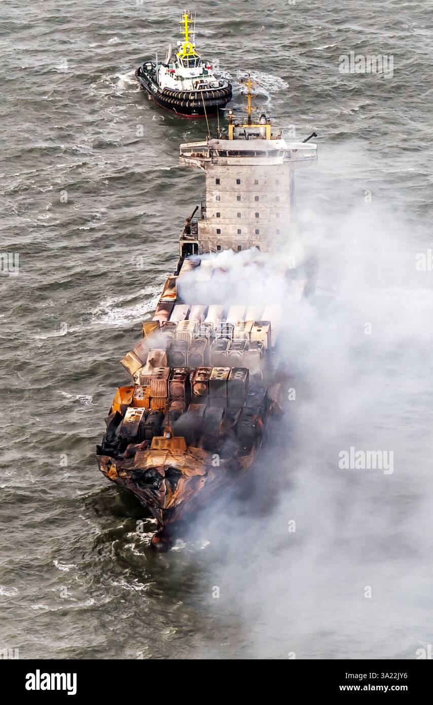 Tug boats shadow the Solong container ship as it drifts in the Humber ...
