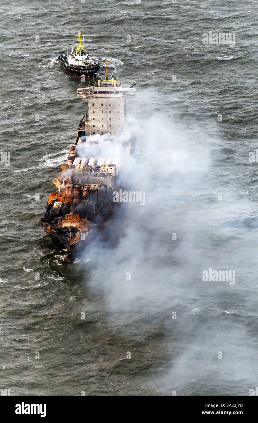Tug boats shadow the Solong container ship as it drifts in the Humber ...