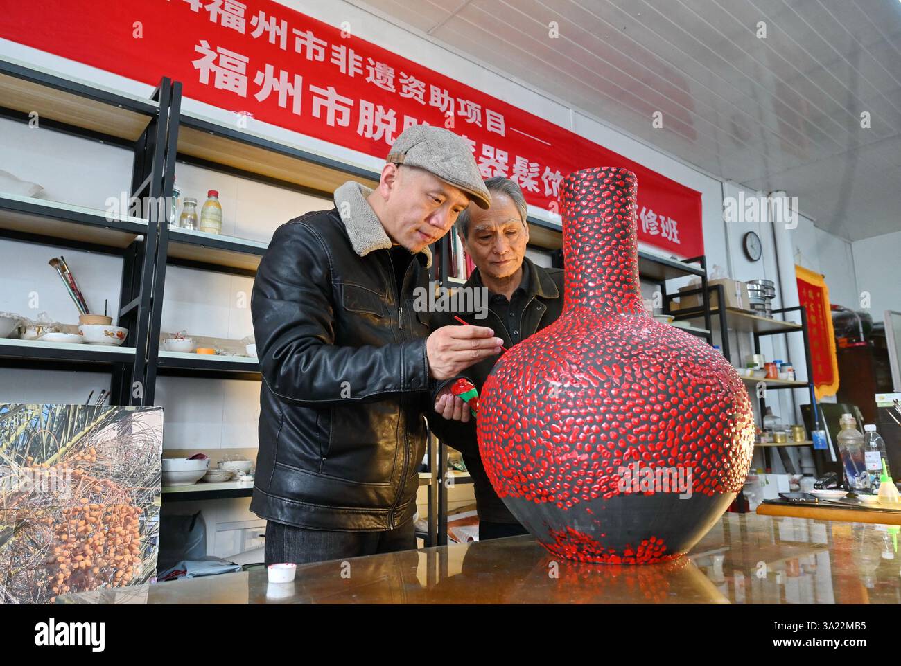 (250311) -- FUZHOU, March 11, 2025 (Xinhua) -- Craft artist Chen ...