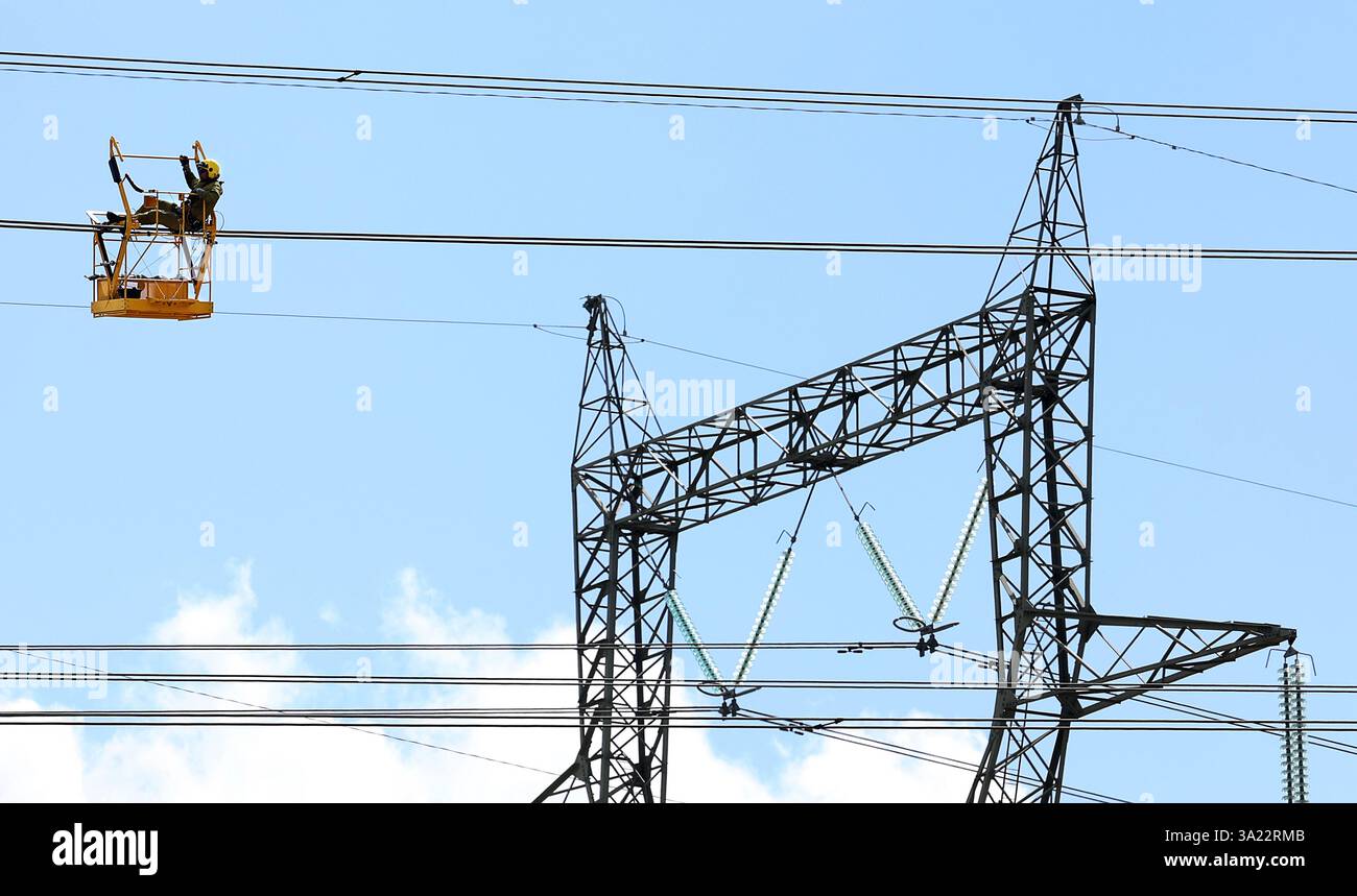 Replacing struts on high-voltage power lines in Saint-Georges-sur-l'Aa ...