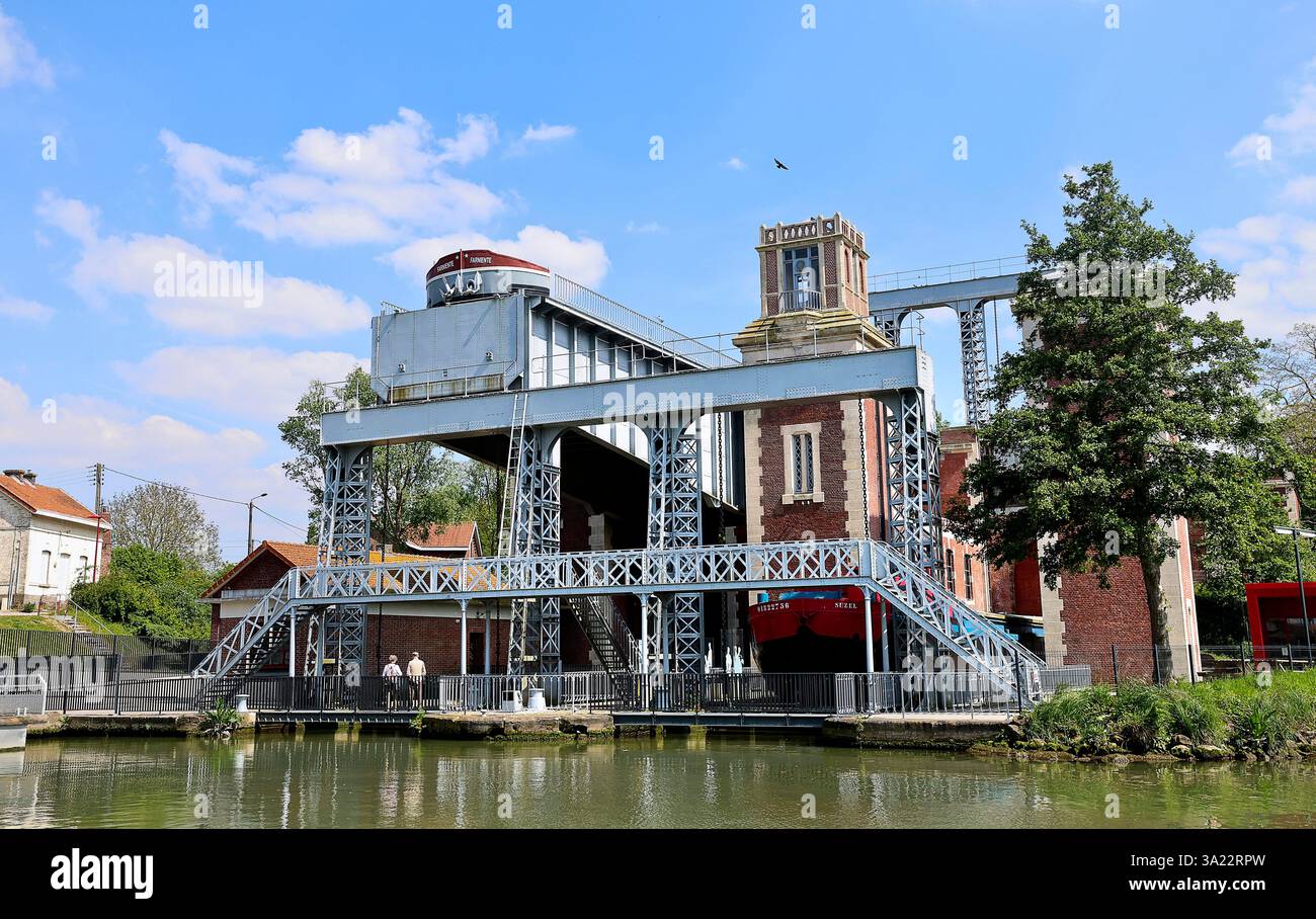 Arques (northern France): boat lift of the Fontinettes lock, on the ...