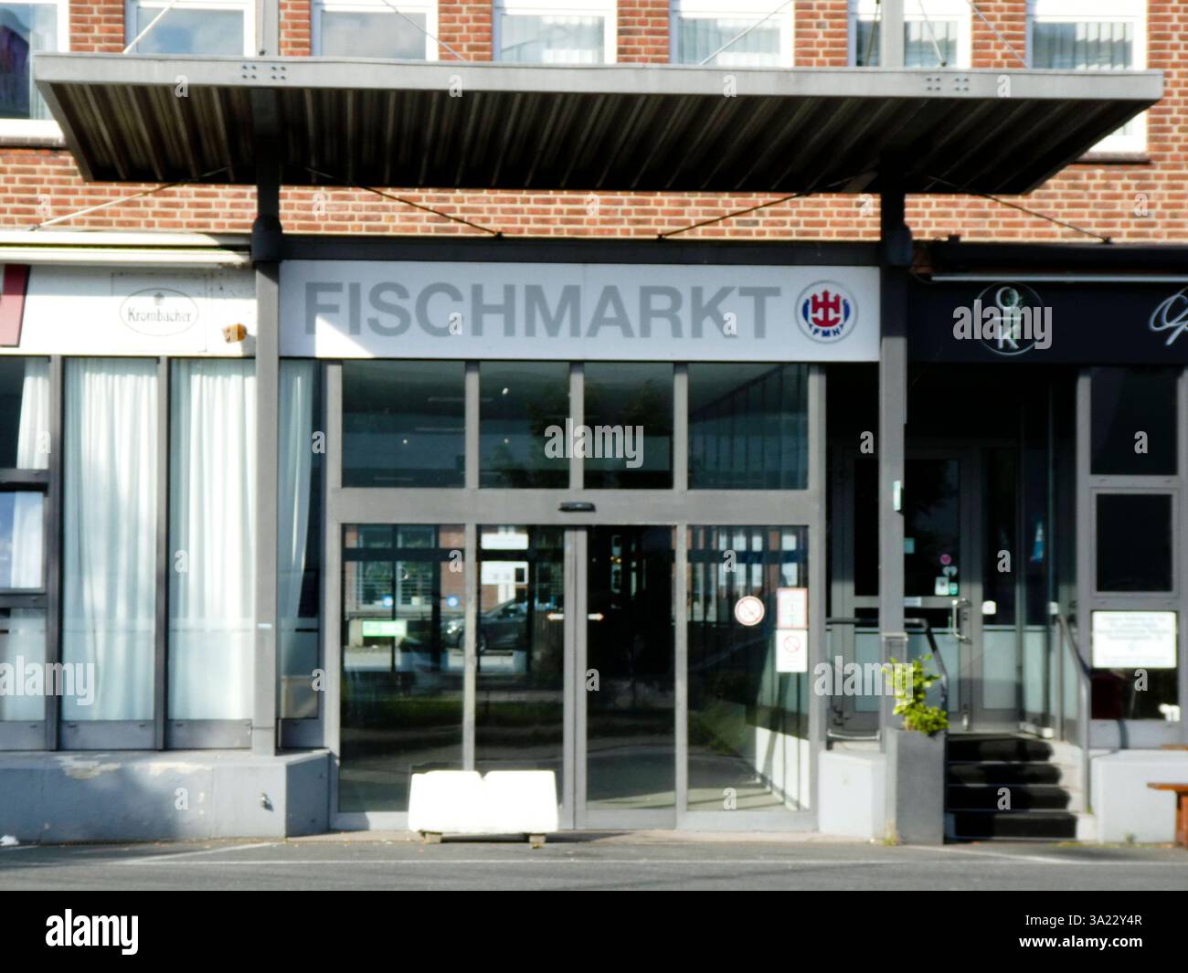 Fischmarkt Hamburg Altona Firmen Logo ueber dem Eingangsbereich Tag ...
