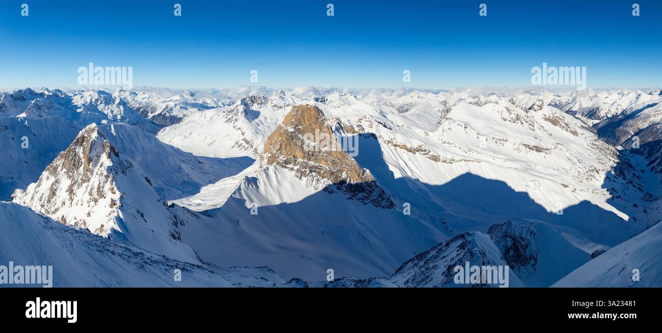 Wonderful wide majestic snowy austrian alps panorama in winter ...