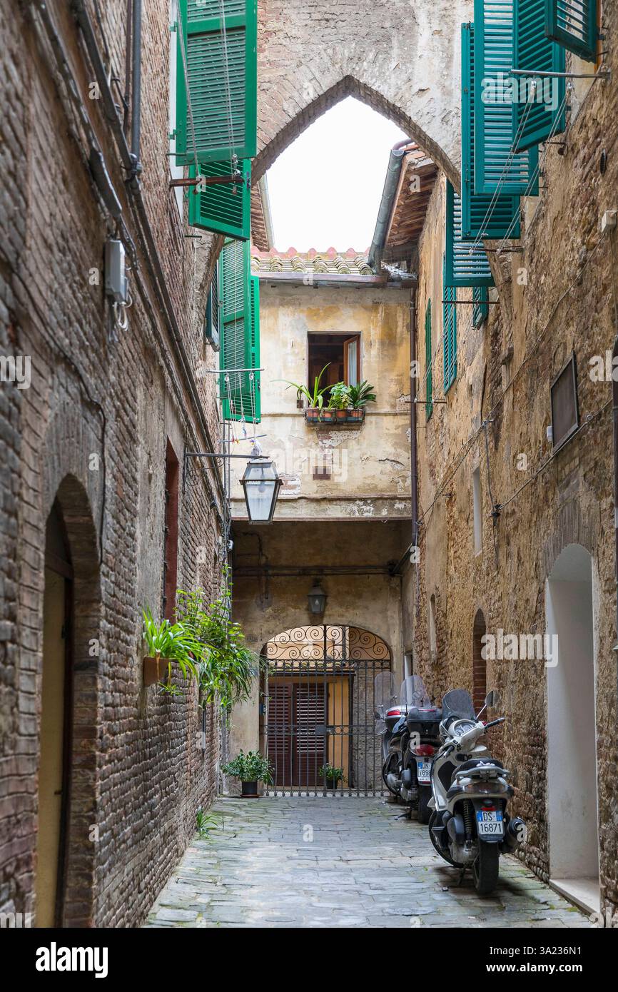 typischer Hinterhof in der Altstadt von Siena, Toskana, Italien ...