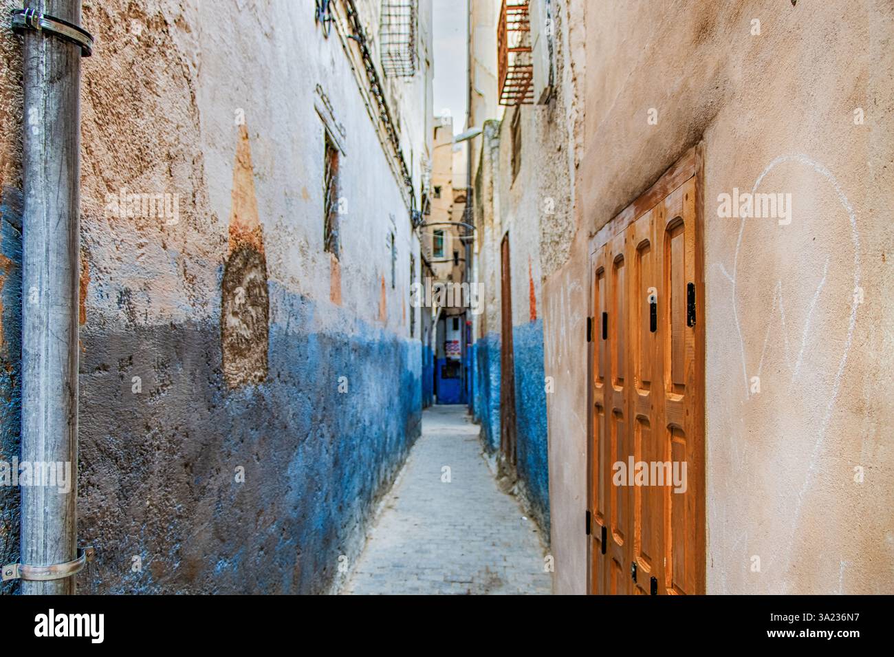 Historical tiny street with indigo blue houses in the old Medina ...
