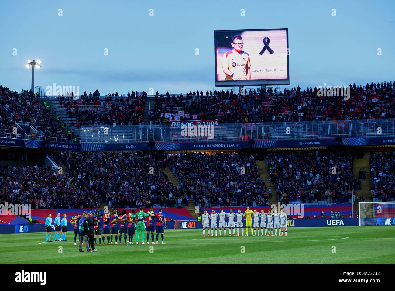 Players observe a minute of silent in memory of Barcelona doctor Carles ...