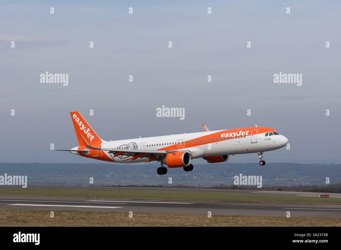 G-UZMA Airbus A320-251N easyJet Bristol Airport 08/03/2025 Stock Photo ...