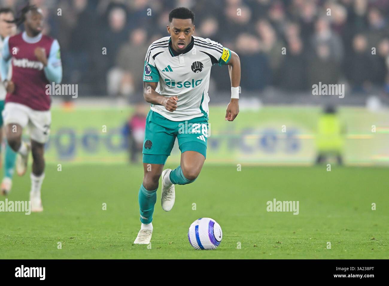 Joe Willock (28 Newcastle) goes forward during the Premier League match ...