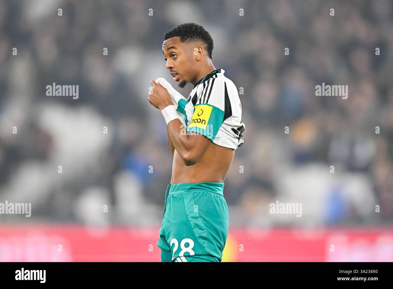 Joe Willock (28 Newcastle) during the Premier League match between West ...