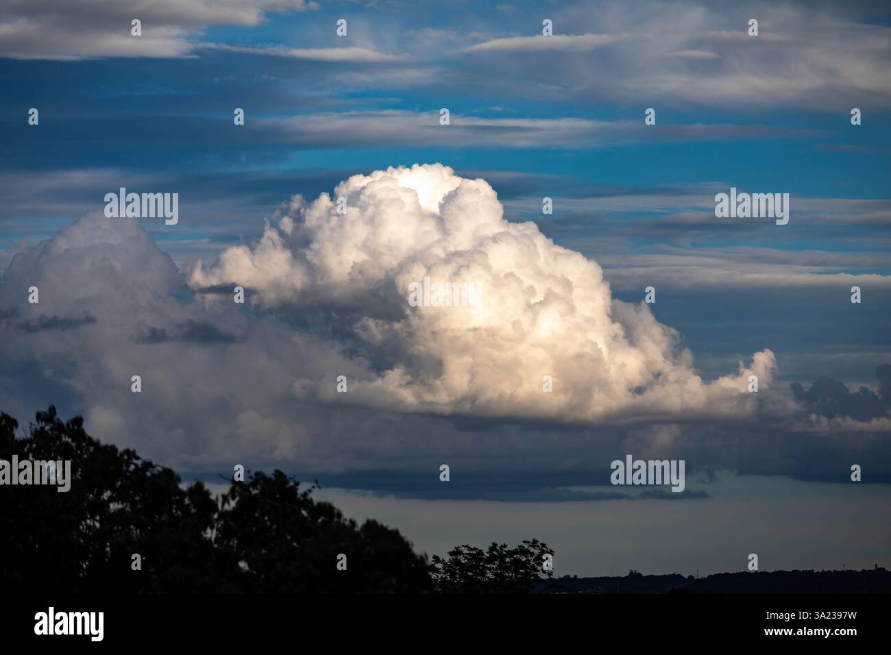 Dramatic sky in iconic hi-res stock photography and images - Alamy