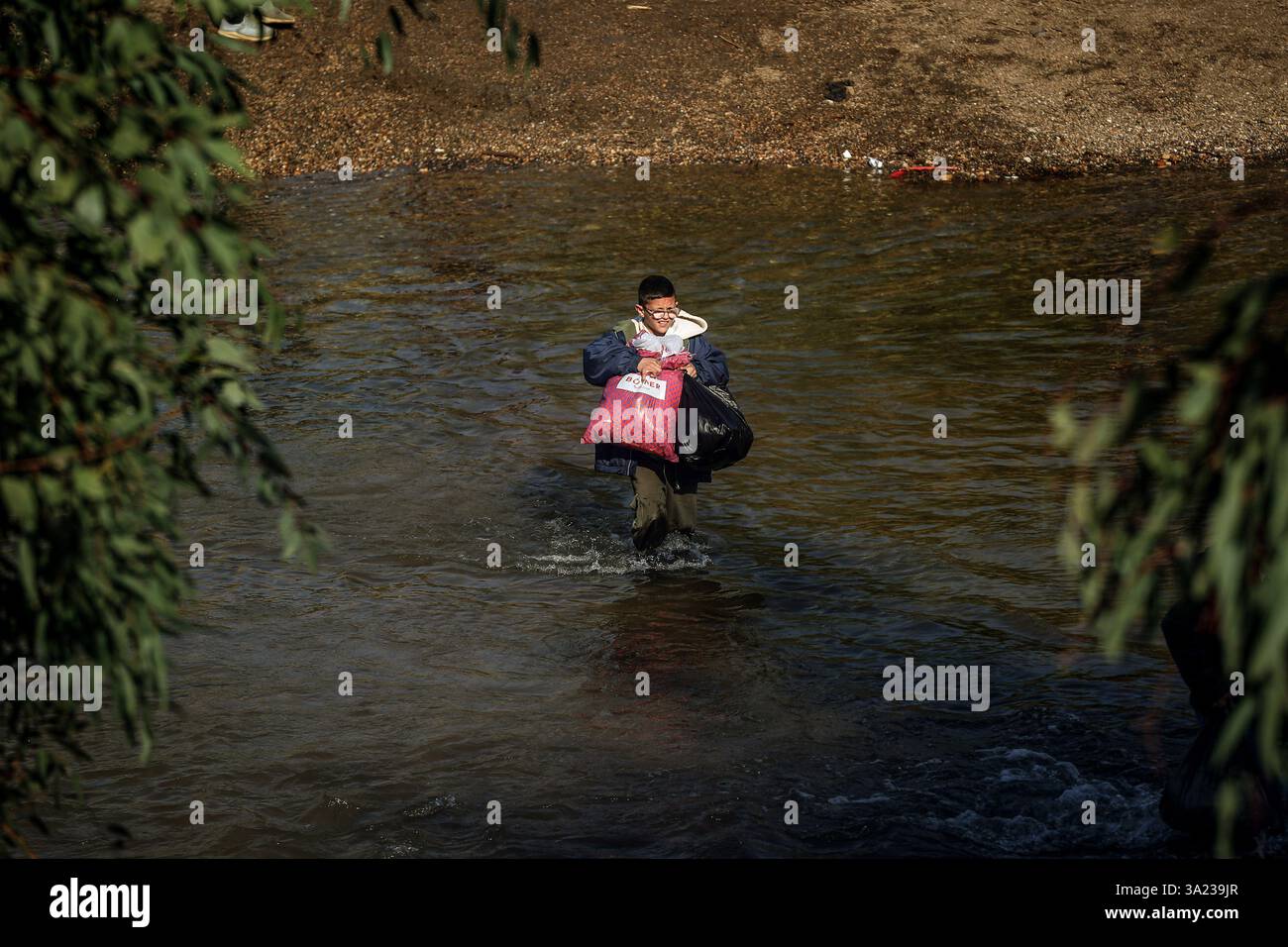 Hekr El Dahri, Lebanon. 11th Mar, 2025. Syrian Alawite refugees cross ...