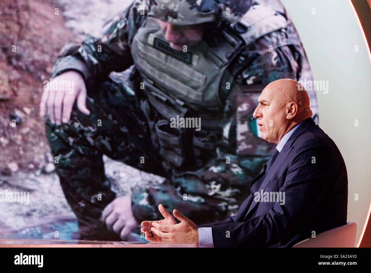 Il ministro della Difesa Guido Crosetto negli studi della Rai durante la trasmissione Cinque ...